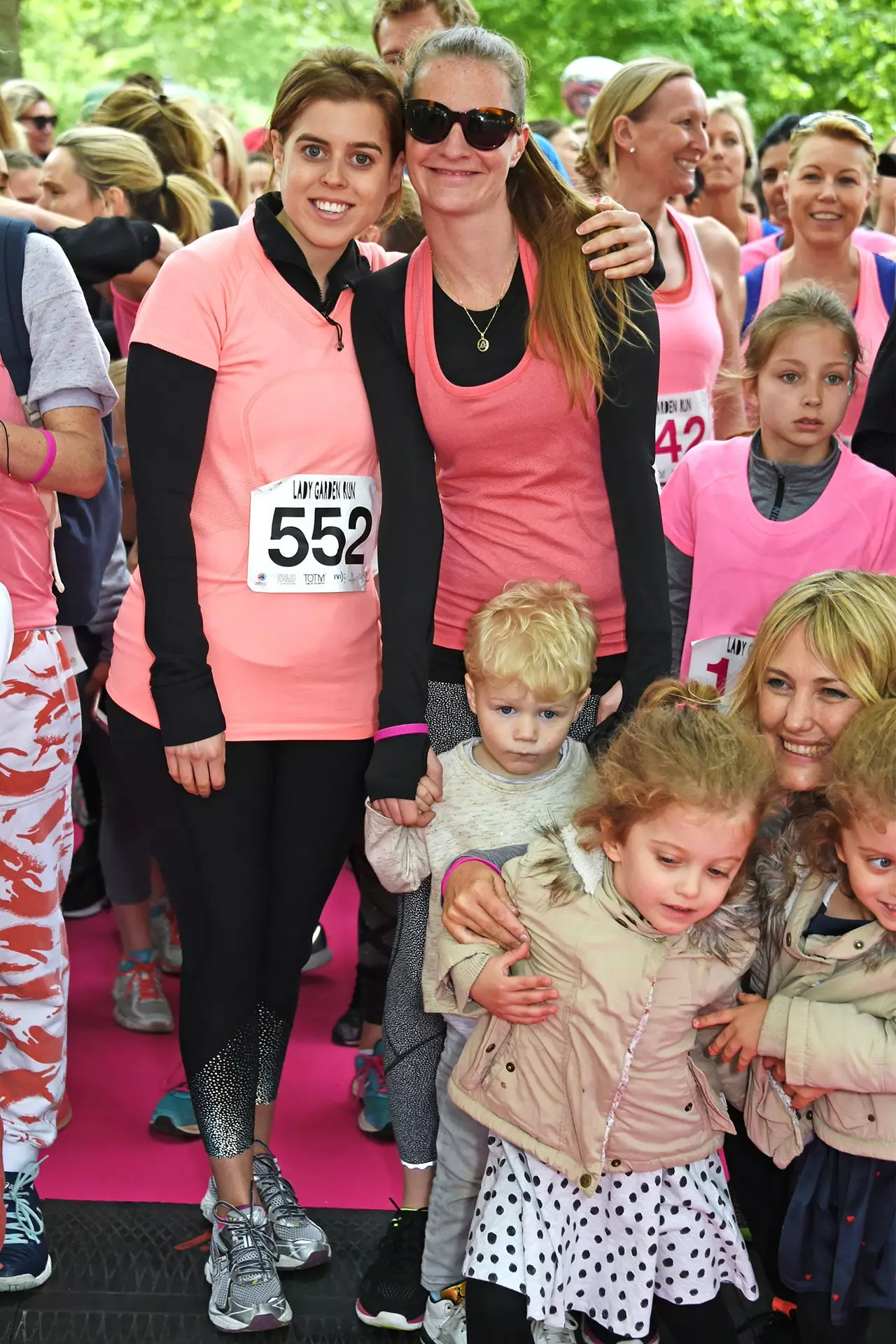 A princesa Beatrice Chloe Delevingne e Mika Simmons na carreira Lady Garden en Hyde Park 2017