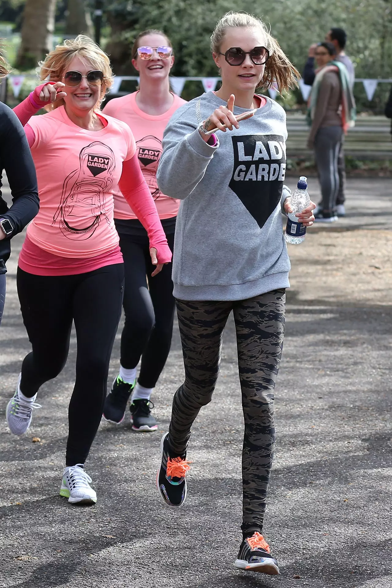 Cara Delevingne na-ekere òkè na ọrụ ebere Lady Garden 5K na-agba ọsọ na Battersea Park 2016