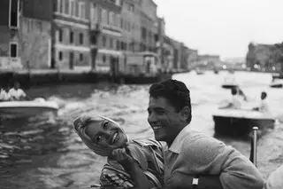 Brigitte Bardot thiab Sacha Distel ntawm International Venice Film Festival 1958