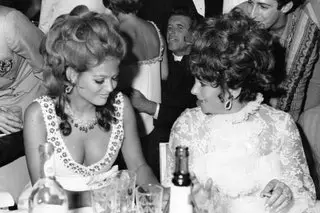 Claudia Cardinale en Elizabeth Taylor woon 'n liefdadigheidsbal in Venesië tydens die Filmfees 1967 by