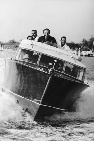 Sean Connery aan die stuur van 'n motorboot tydens die 28ste rolprentfees in Venesië 1967