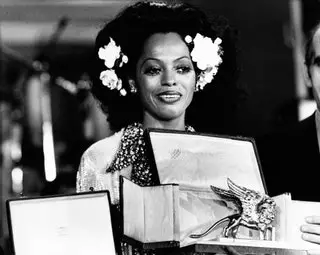 Diana Ross tuav tus pej thuam ntawm 'Golden Lion' ntawm Venice Film Festival thaum lub sijhawm muab khoom plig rau zaj yeeb yaj kiab ...