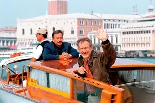 Steven Spielberg përshëndet me dorë fotografëve në Venecia 1998 vitin kur prezantoi Saving Private Ryan