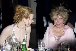 Nicole Kidman dhe Elizabeth Taylor gjatë Festivalit të Filmit 2001