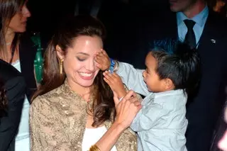 Angelina Jolie en haar seun Maddox 2004