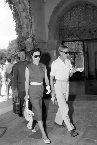 Ang Duke ug Duchess sa Windsor naglakaw subay sa Lido sa Venice 1956