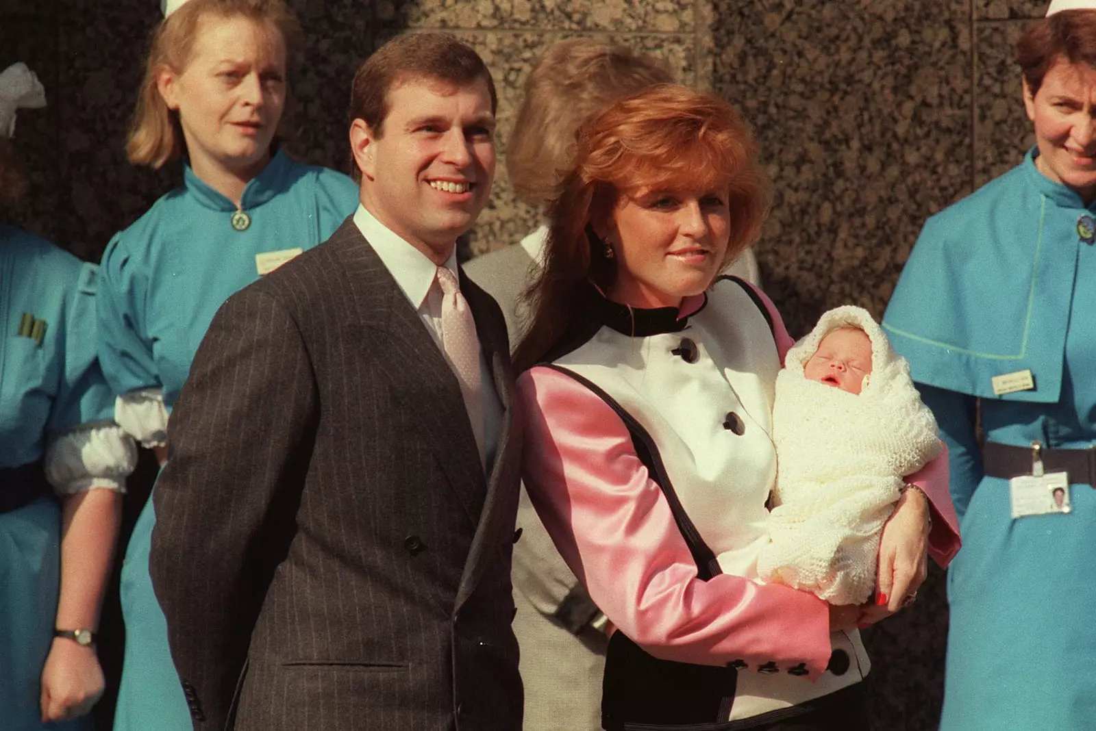 Sarah Ferguson na Prince Andrew nje ya Hospitali ya Portland wakiwa wamemshikilia Princess Eugenie mnamo 1990