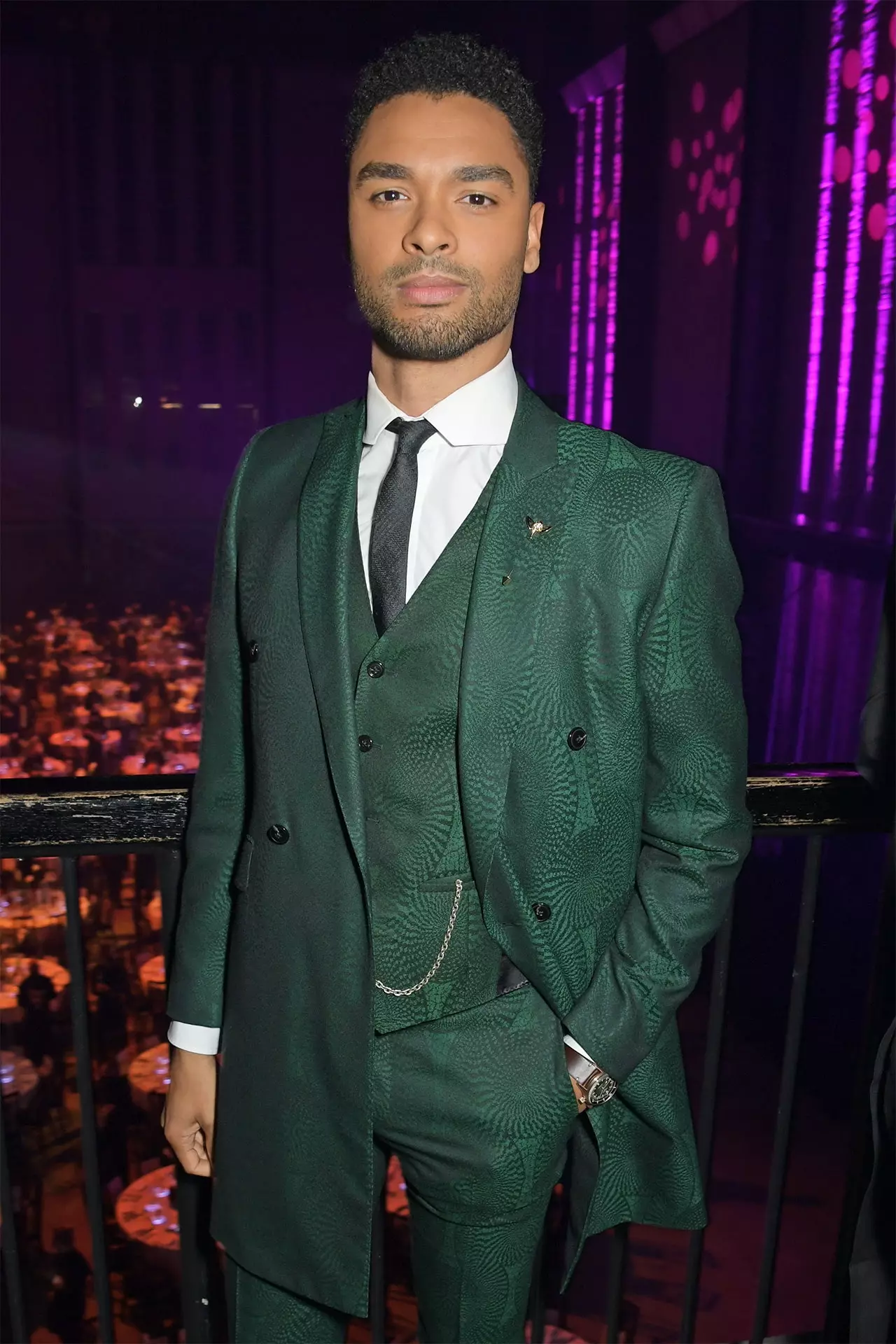 RegJean Page beşdarî Xelatên GQ Men of the Year li Tate Modern li Londonê dibe